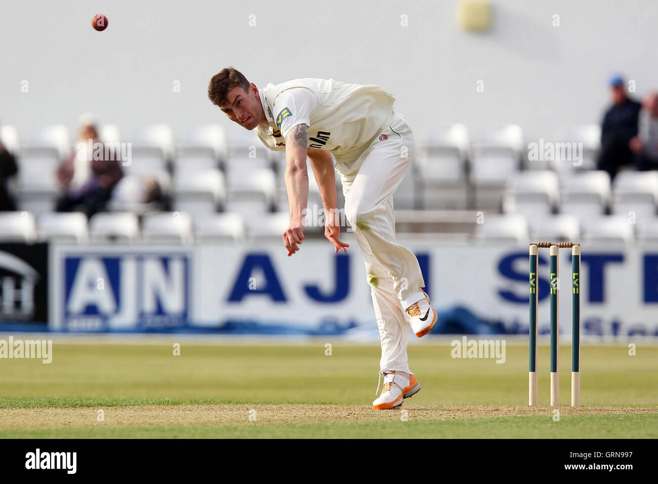 Reece Topley in bowling action for Essex - Northamptonshire CCC vs ...