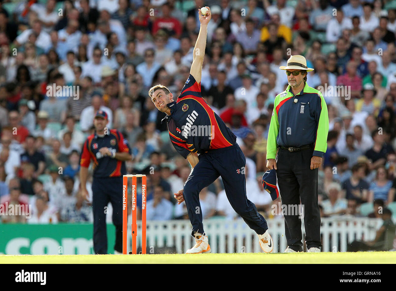 Reece Topley in bowling action for Essex - Surrey Lions vs Essex Eagles ...