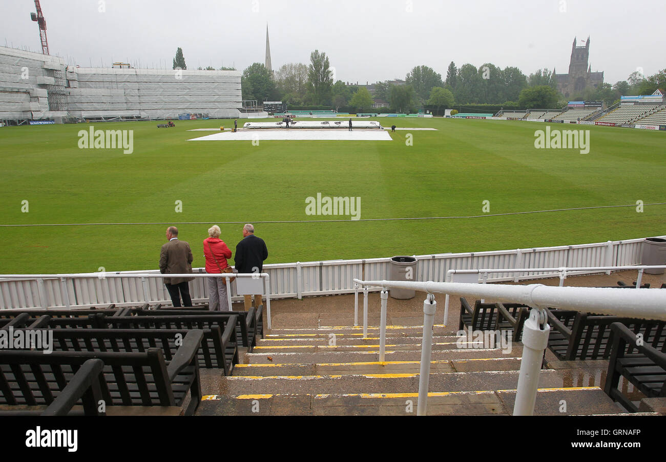 The start of play is delayed by rain at New Road - Worcestershire CCC ...