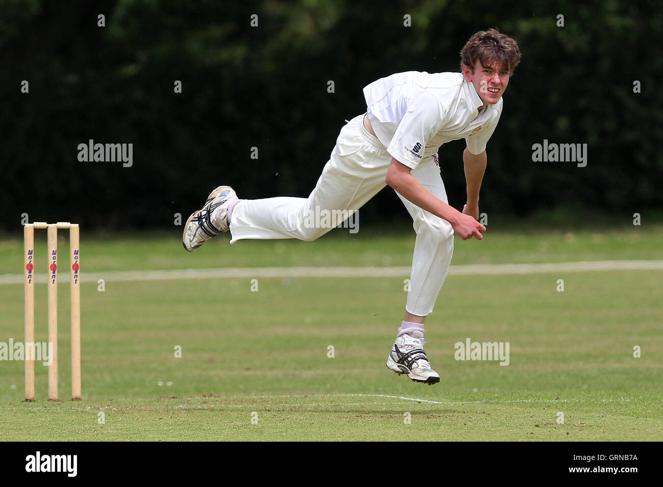 Sam Hewitt in bowling action for Gidea Park - Gidea Park & Romford CC ...