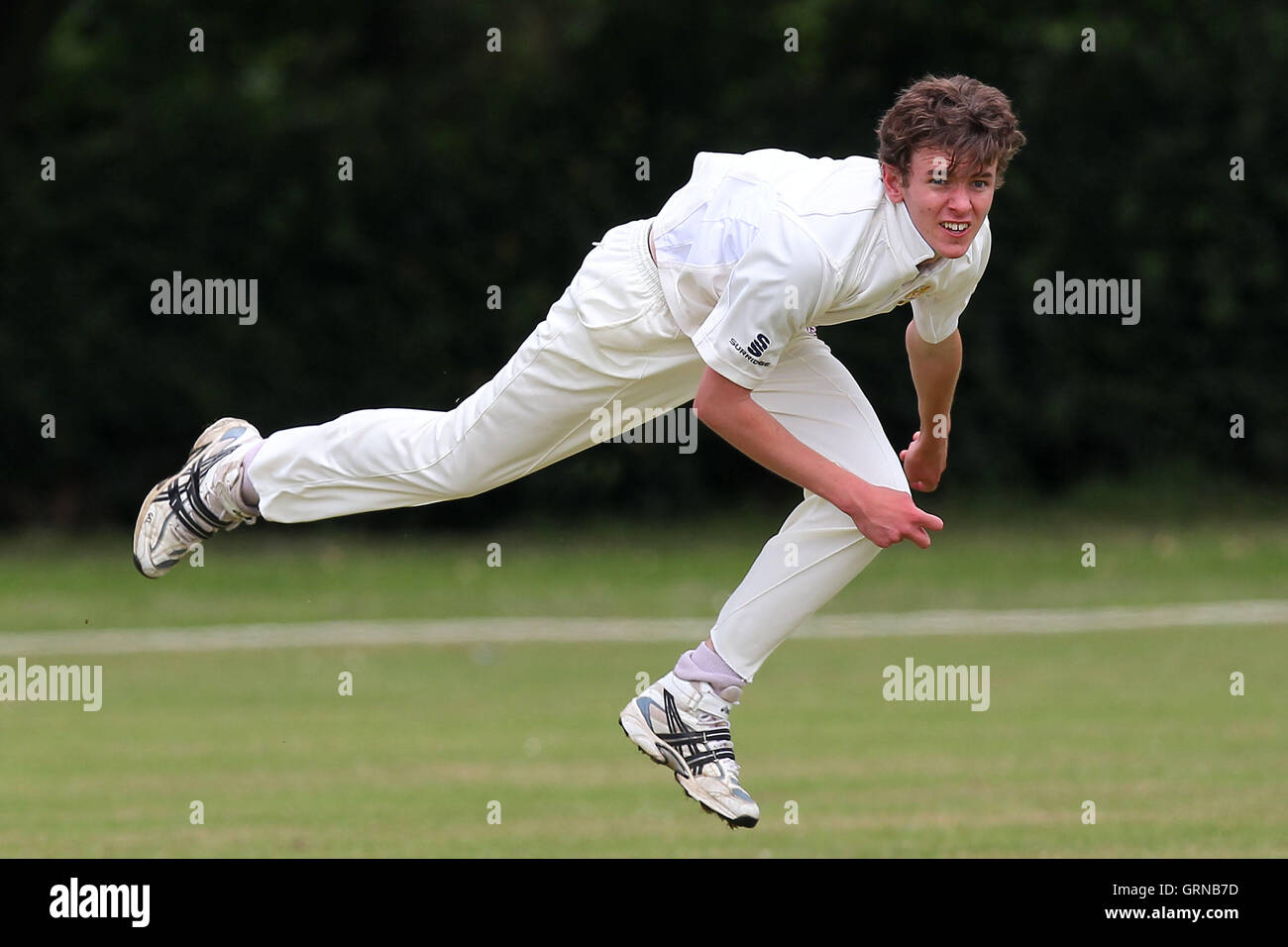 Sam Hewitt in bowling action for Gidea Park - Gidea Park & Romford CC ...