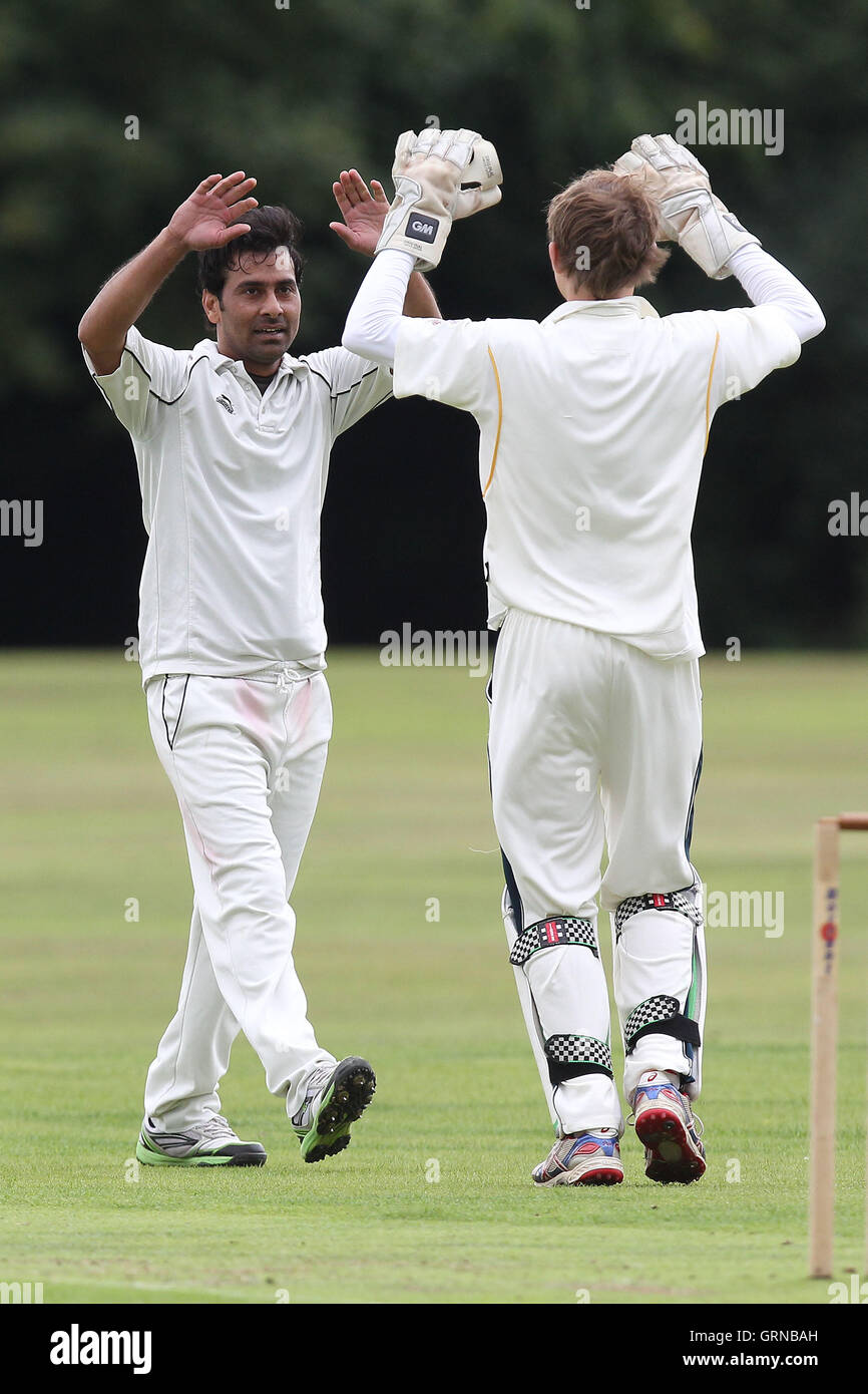 Horndon celebrate the wicket of Matthew Tarr - Gidea Park & Romford CC ...