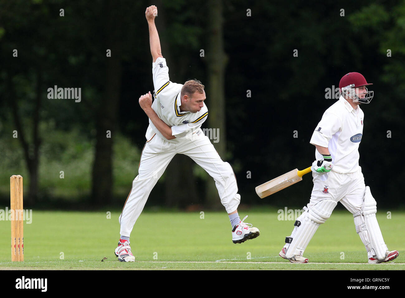 Nigel Fretwell in bowling action for Gidea Park - Hornchurch CC vs ...
