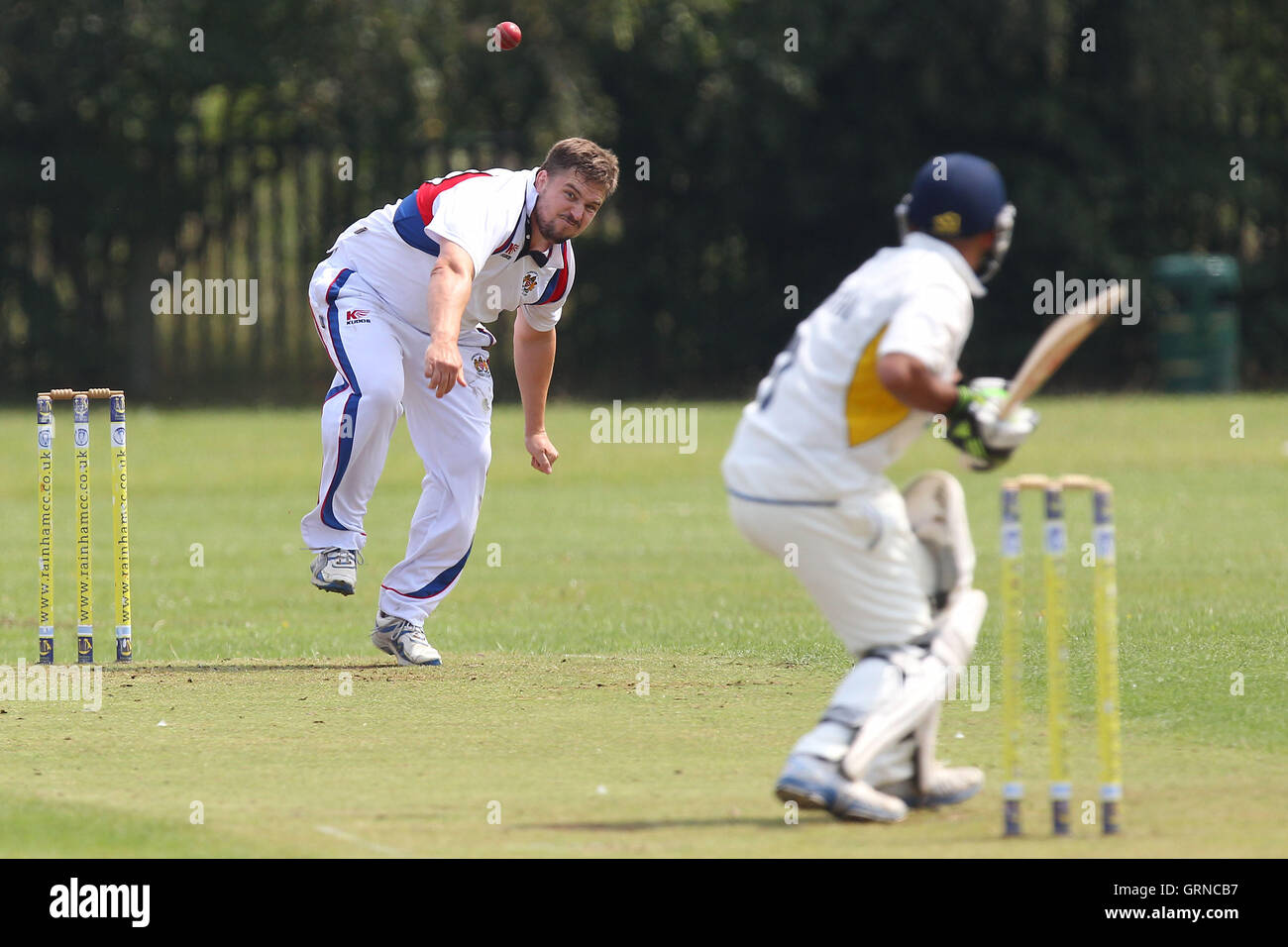 Neil Hutchison in bowling action for Hornchurch Athletic - Rainham CC ...