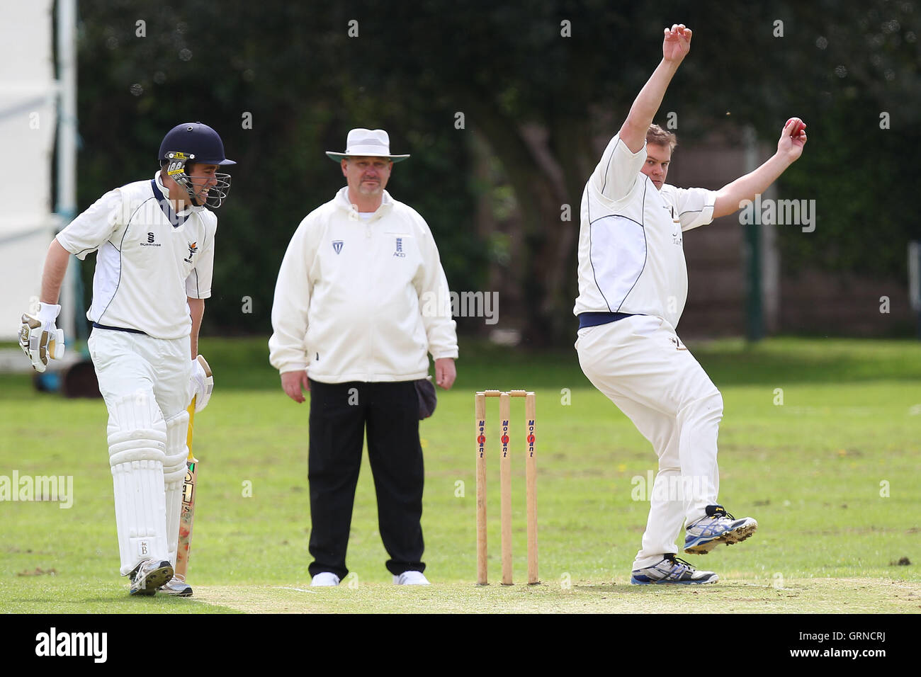 Ollie Peck in bowling action for Upminster - Upminster CC vs Chingford ...