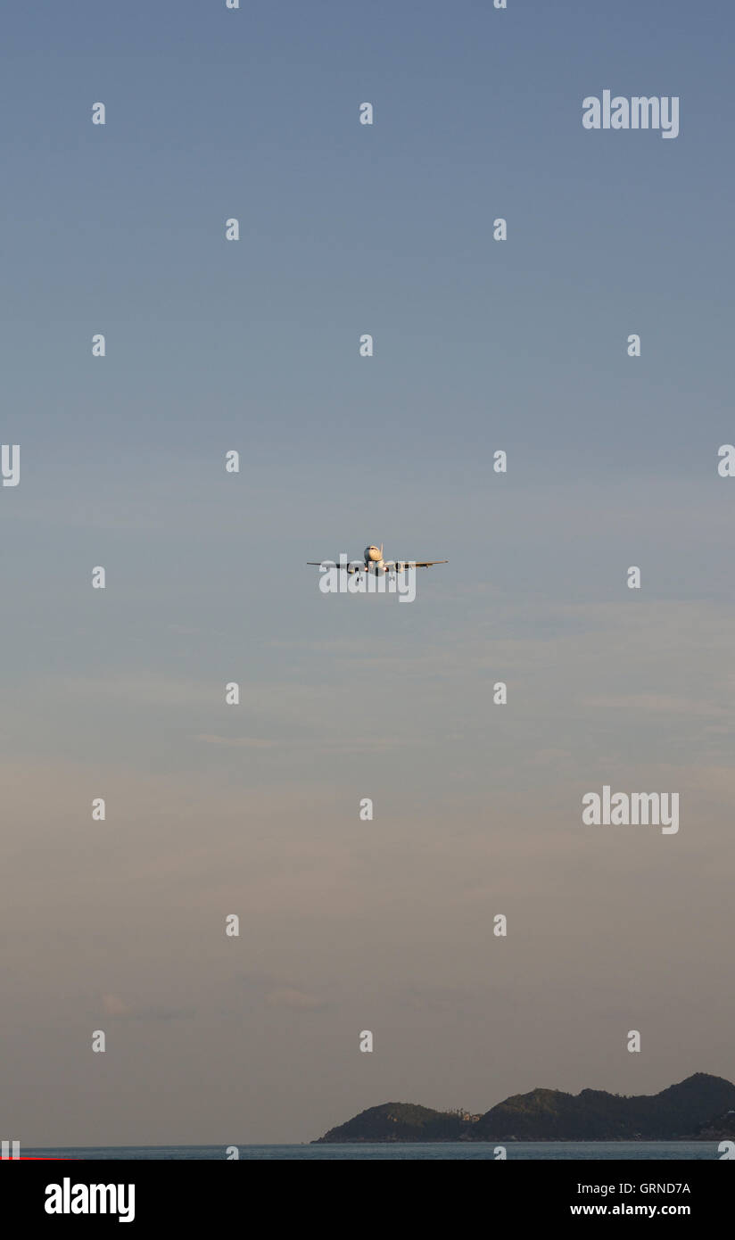 A jet plane comes in to land in Koh Samui airport, Thailand Stock Photo ...
