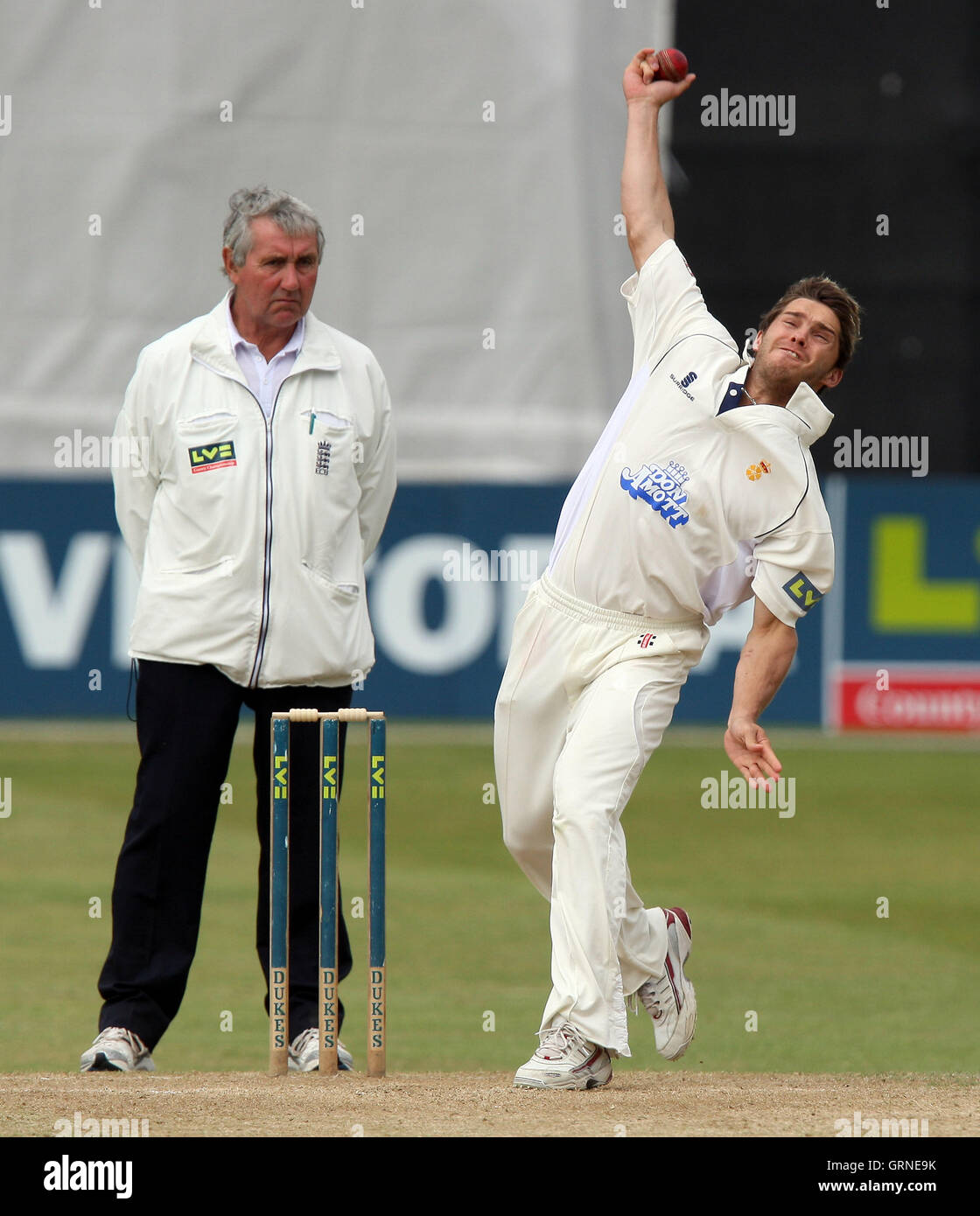 Greg Smith in bowlng action for Derbs - Essex CCC vs Derbyshire CCC ...