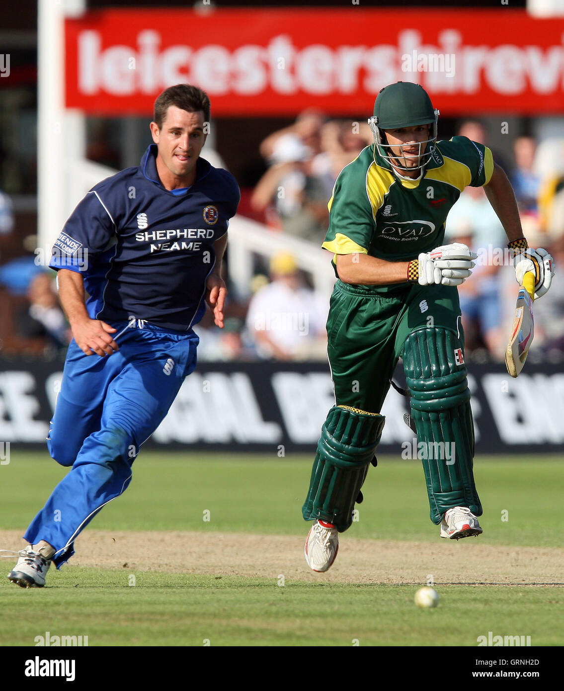 Jacques Du Toit of Leics (right) in a race with Ryan ten Doeschate ...