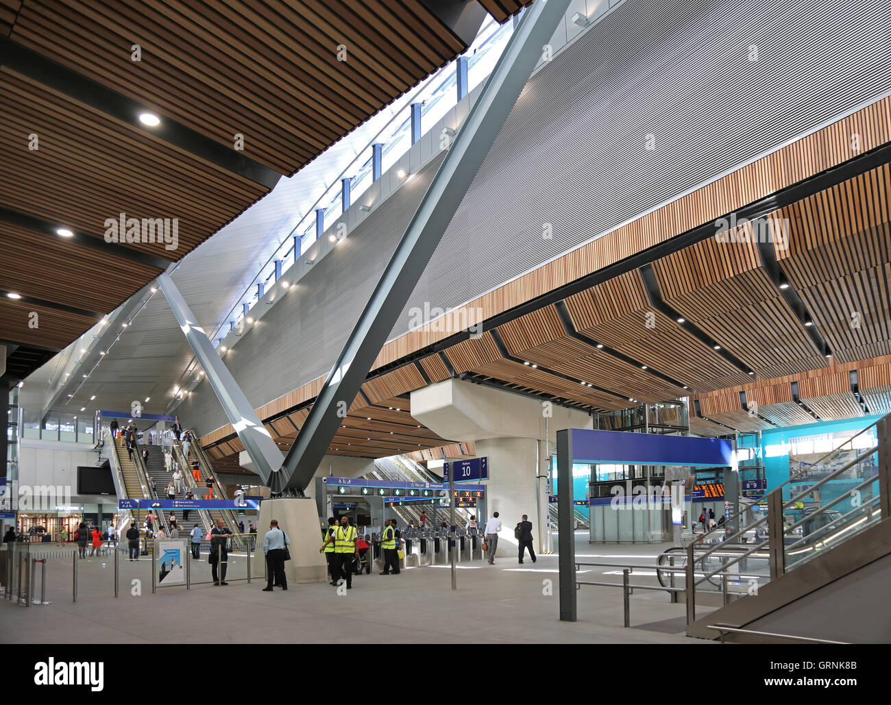 London Bridge Station, London, UK. The new concourse below platform ...