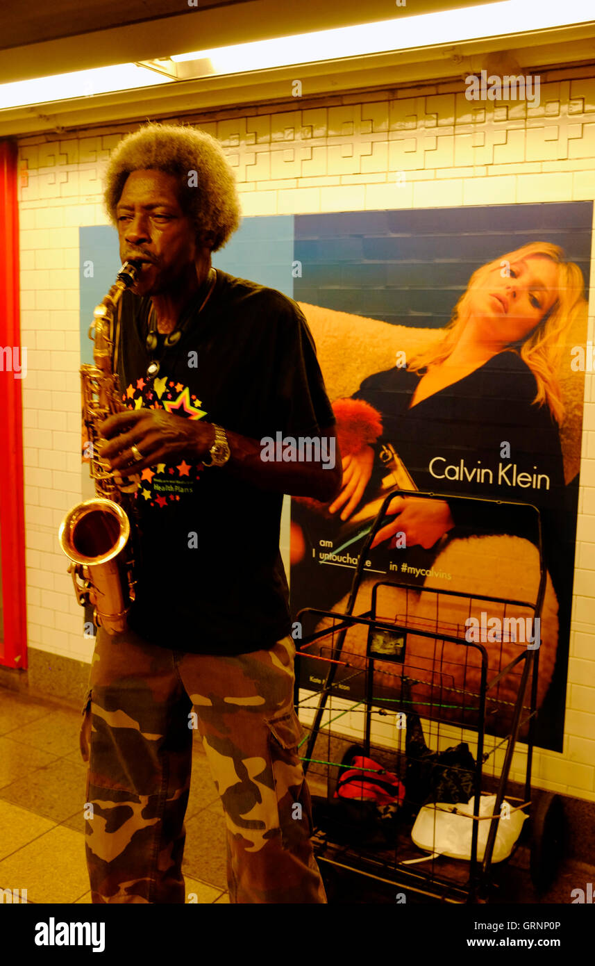 A street musician performing hi-res stock photography and images - Alamy