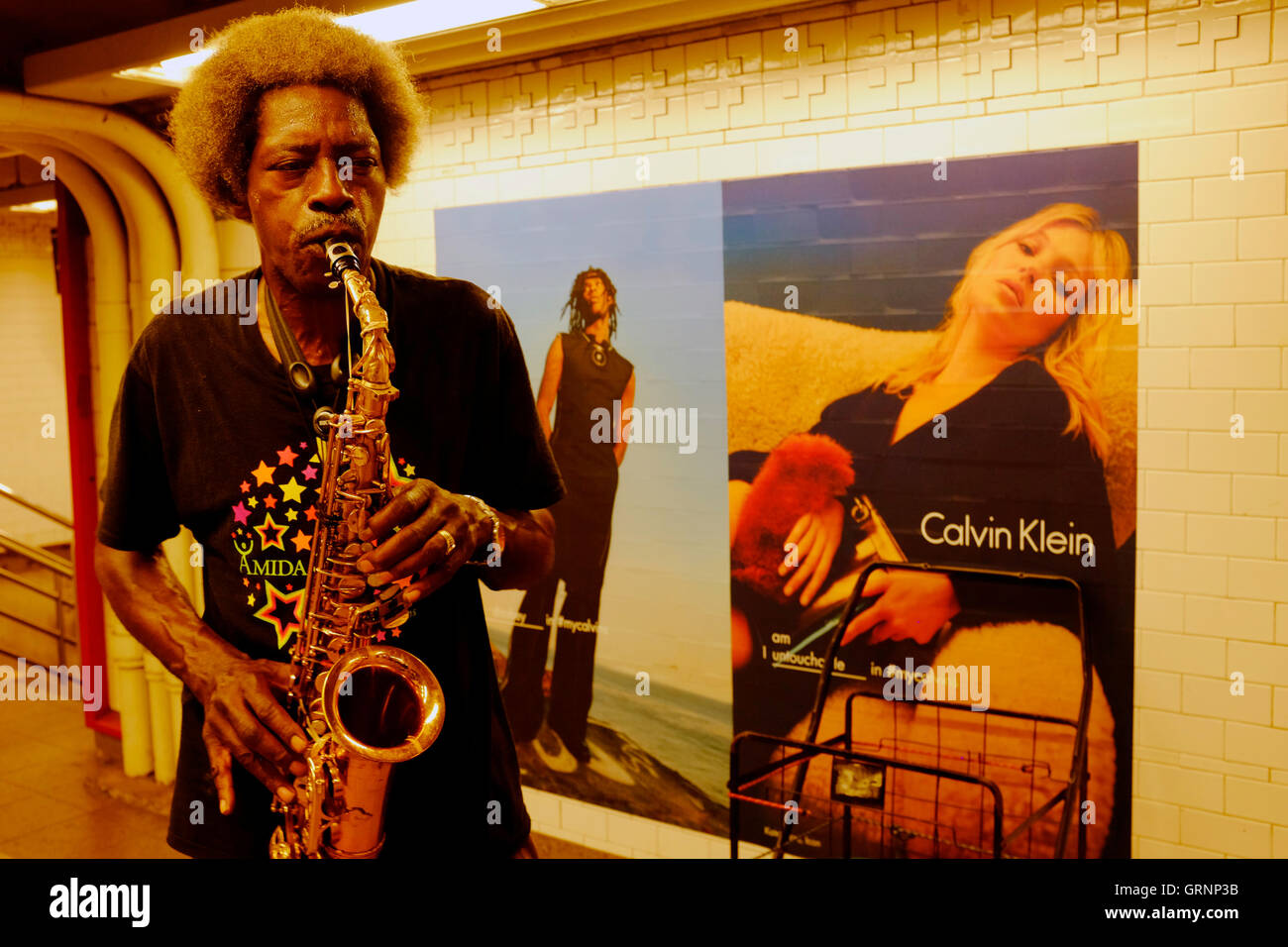 A street musician performing hi-res stock photography and images - Alamy