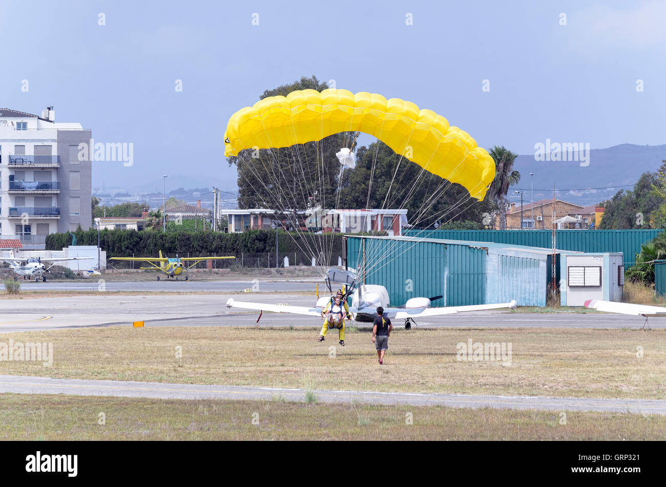 Parachute landing fall hi-res stock photography and images - Alamy