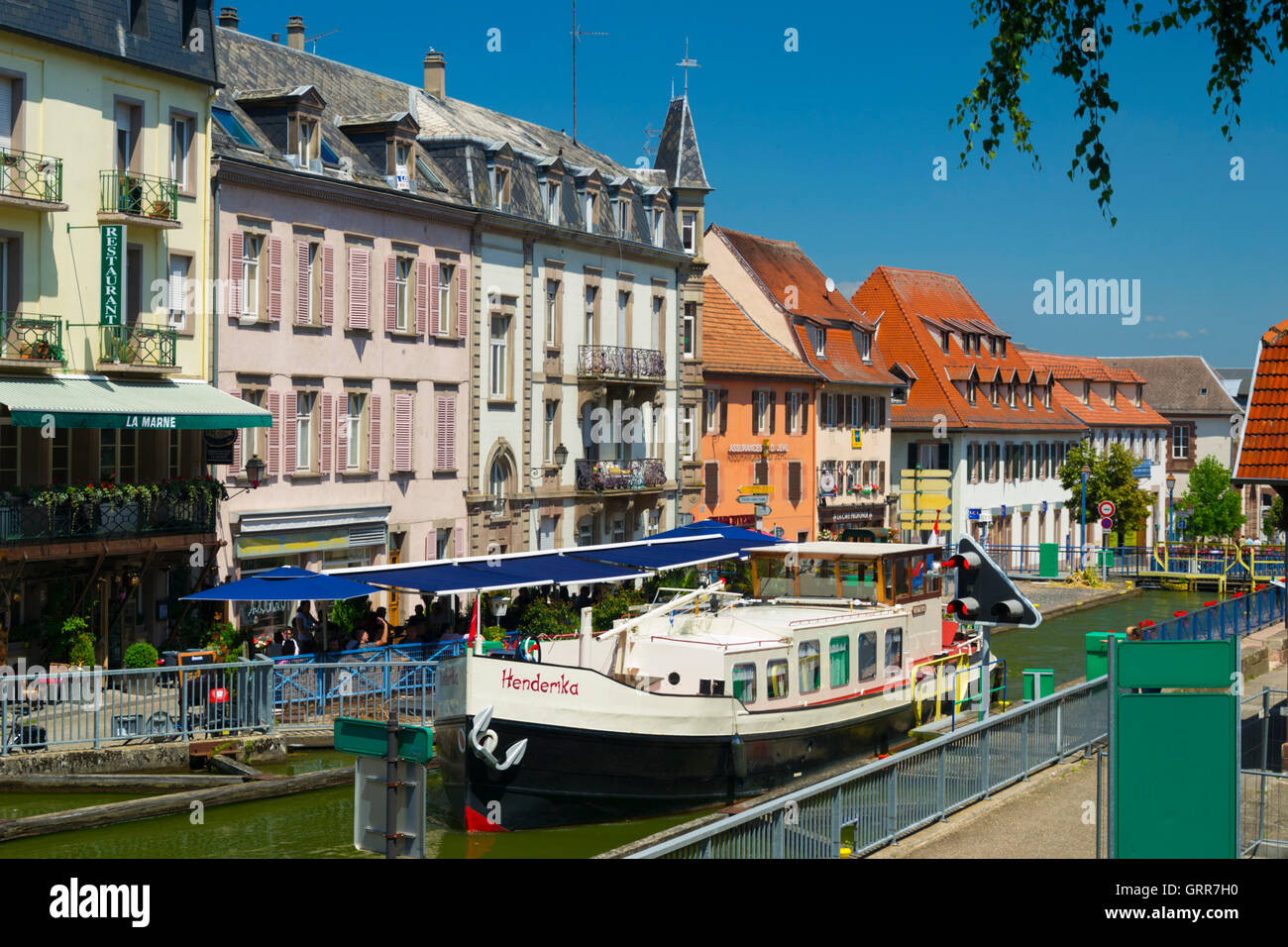 France, Bas Rhin (67), Saverne town, lock in downtown of canal from La ...