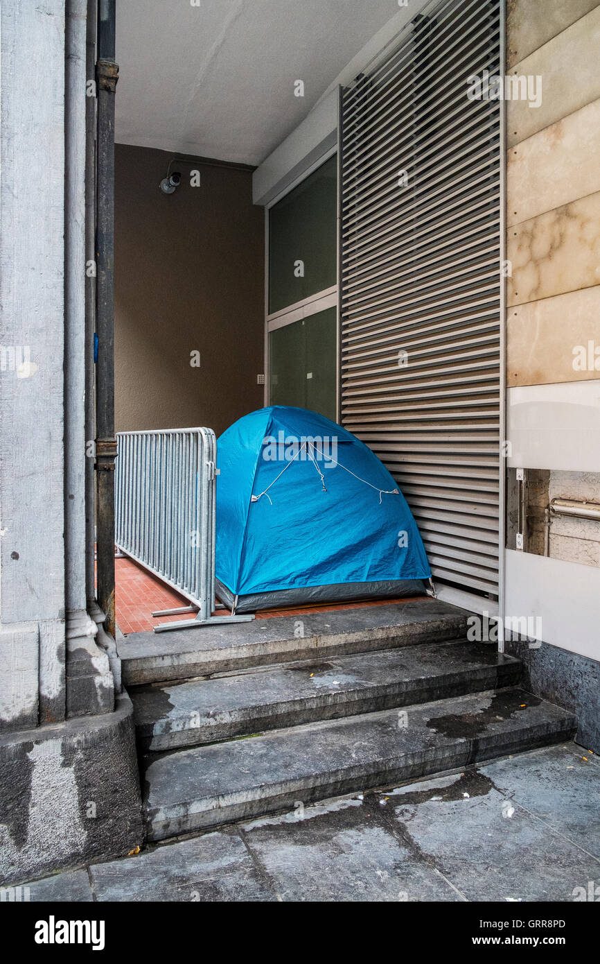 homeless persons tent sleeping place street shelter Stock Photo - Alamy