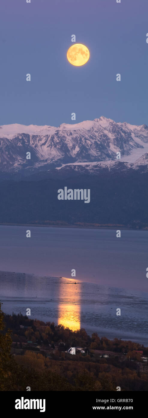 Yellow moon hi-res stock photography and images - Alamy