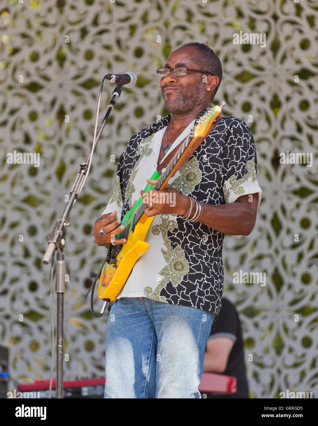 African american playing guitar hi-res stock photography and images - Alamy