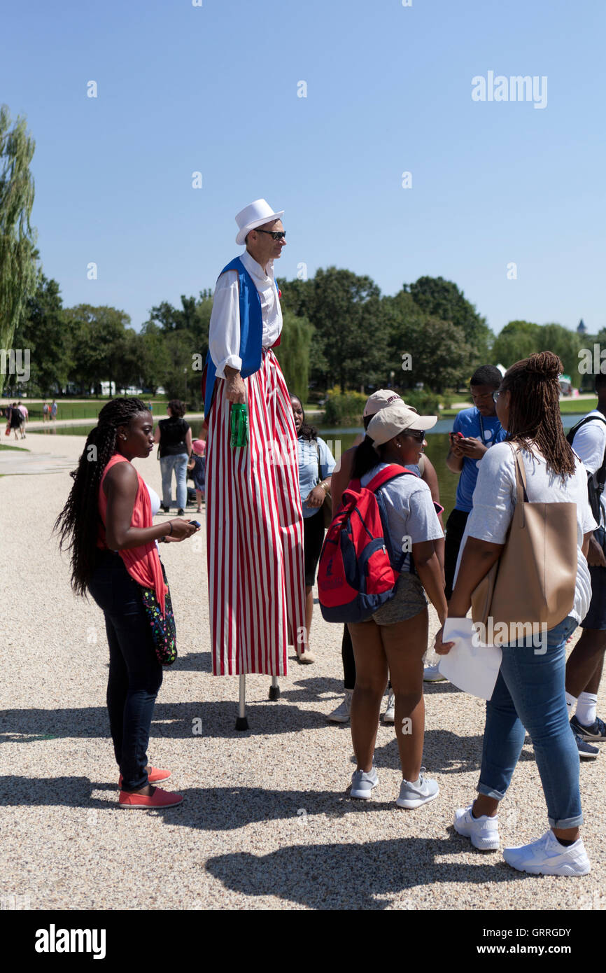 Stilt walker hi-res stock photography and images - Alamy