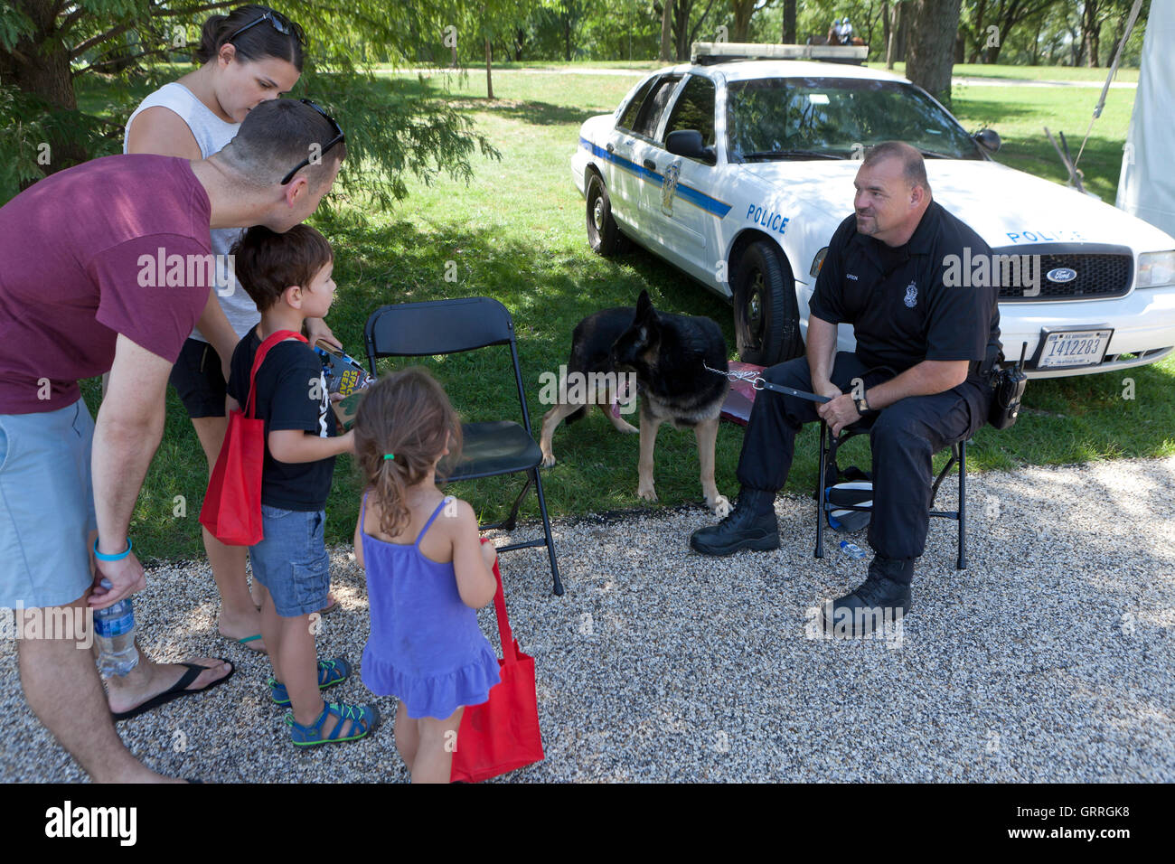 Kids talking to police officer hi-res stock photography and images - Alamy