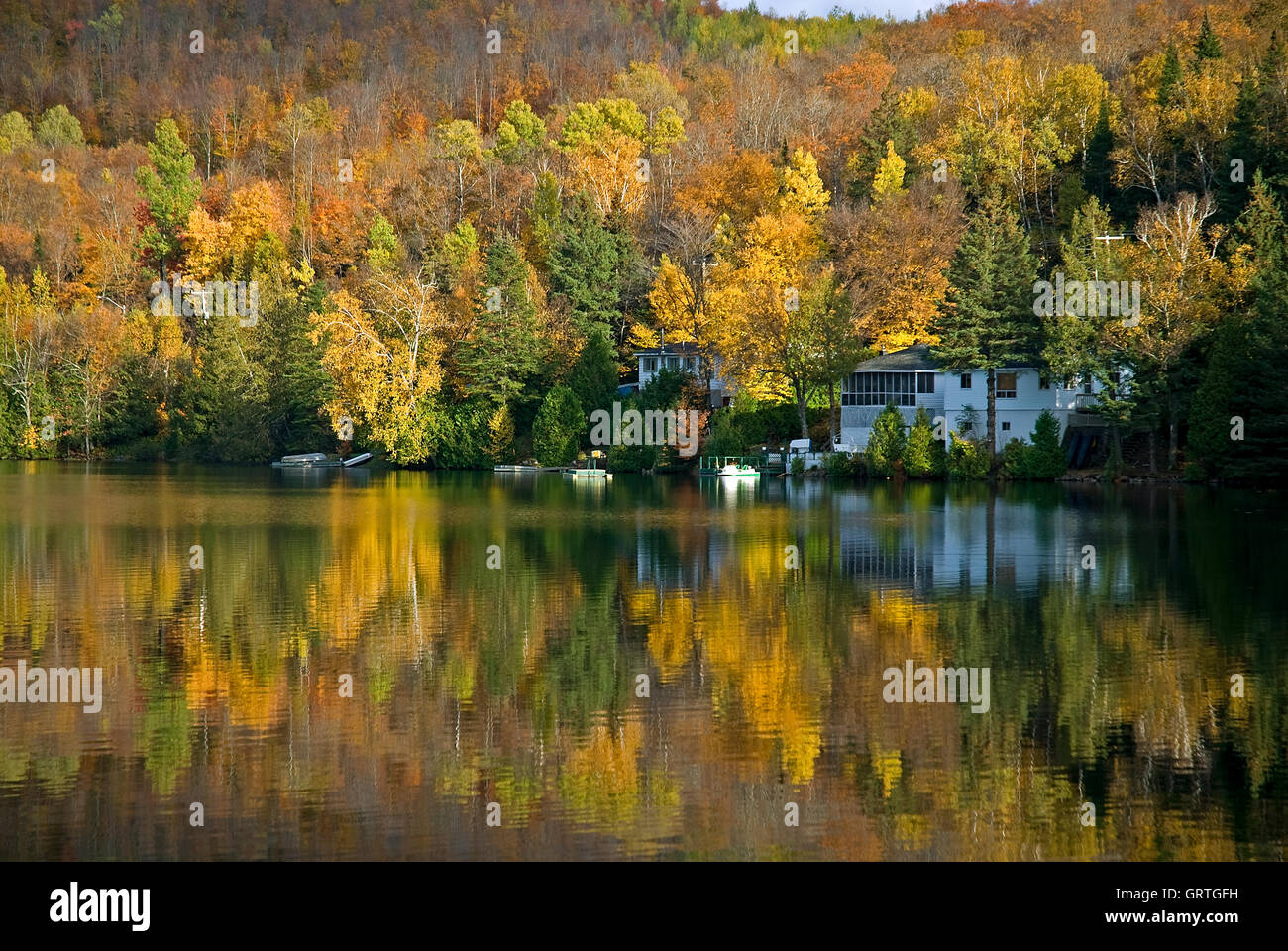 lakefront cottage in autumn colors Stock Photo - Alamy