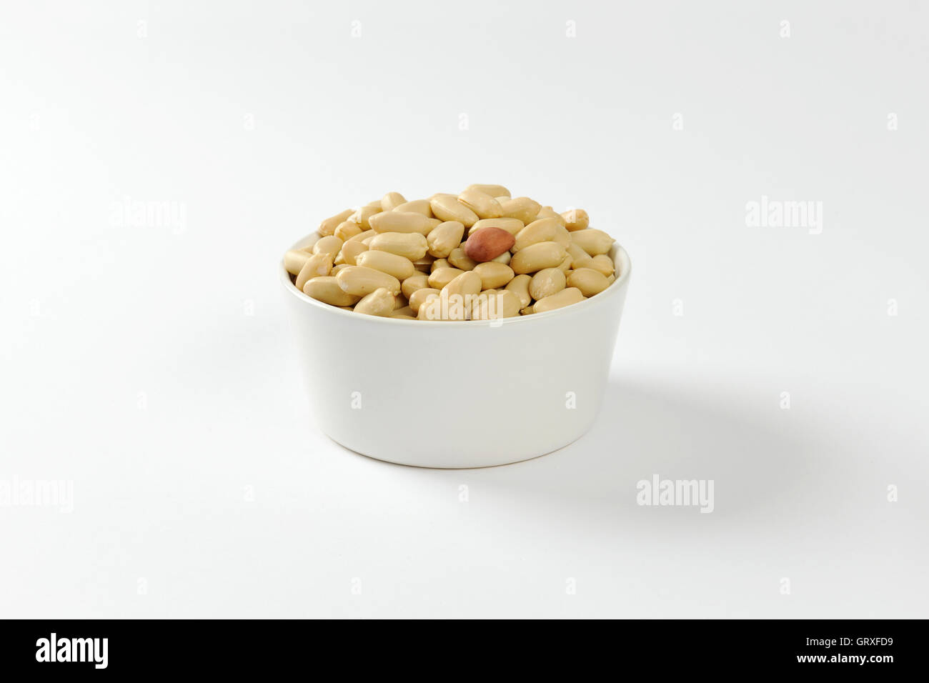 Bowl of unsalted shelled peanuts Stock Photo - Alamy