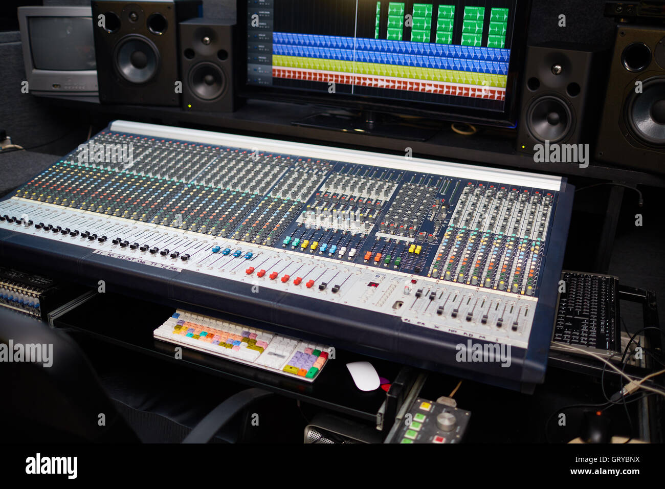 Dj studio keyboard hi-res stock photography and images - Alamy