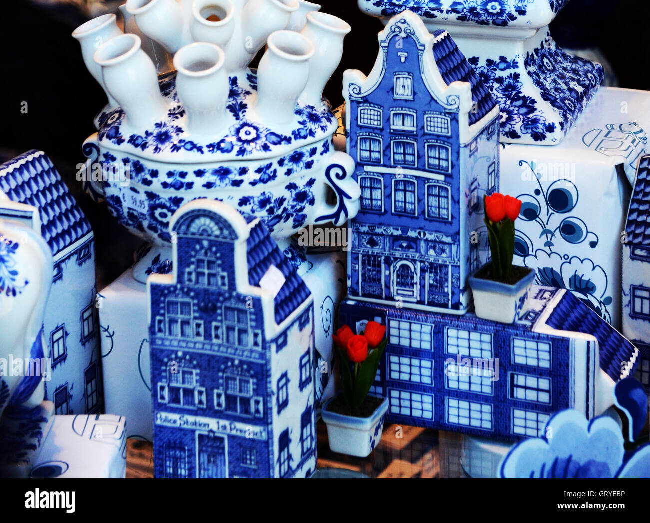 Delftware on display in a souvenir shop in Delft Stock Photo - Alamy