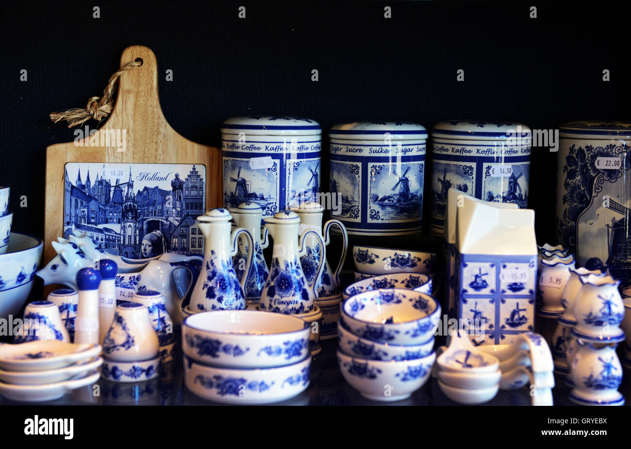 Delftware on display in a souvenir shop in Delft Stock Photo - Alamy