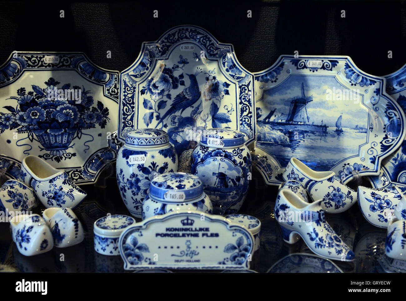 Delftware on display in a souvenir shop in Delft Stock Photo - Alamy