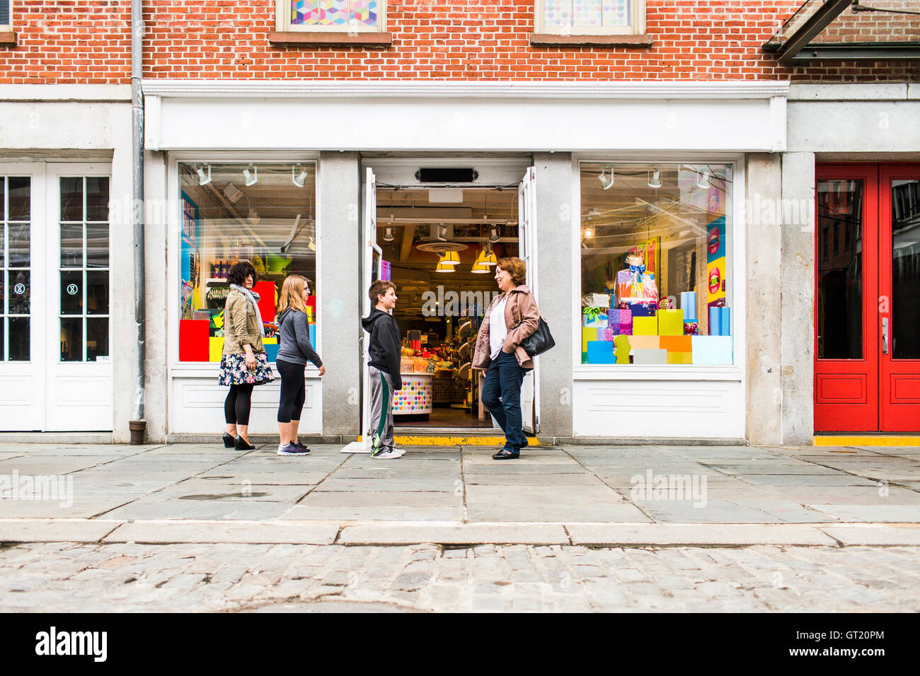 Four girls in sidewalk hi-res stock photography and images - Alamy