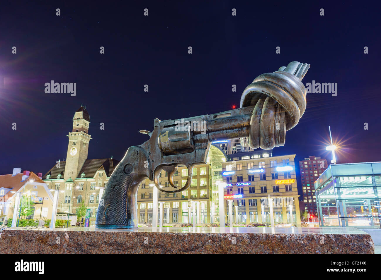 Knotted gun hi-res stock photography and images - Alamy