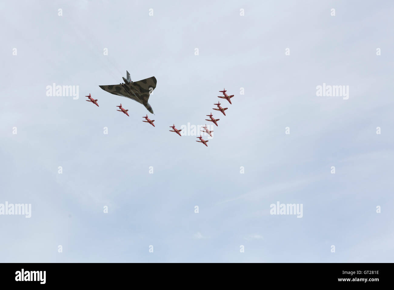 Red Arrows With Vulcan Stock Photos & Red Arrows With Vulcan Stock ...