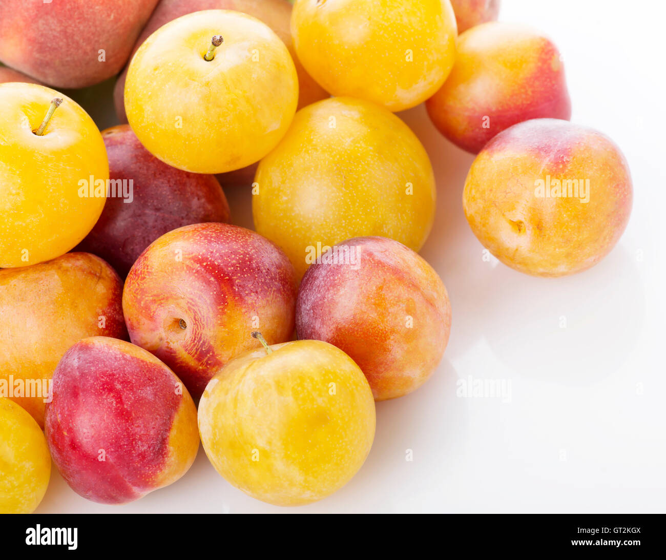 Pile of colorful summer fruits - plums and peaches Stock Photo - Alamy