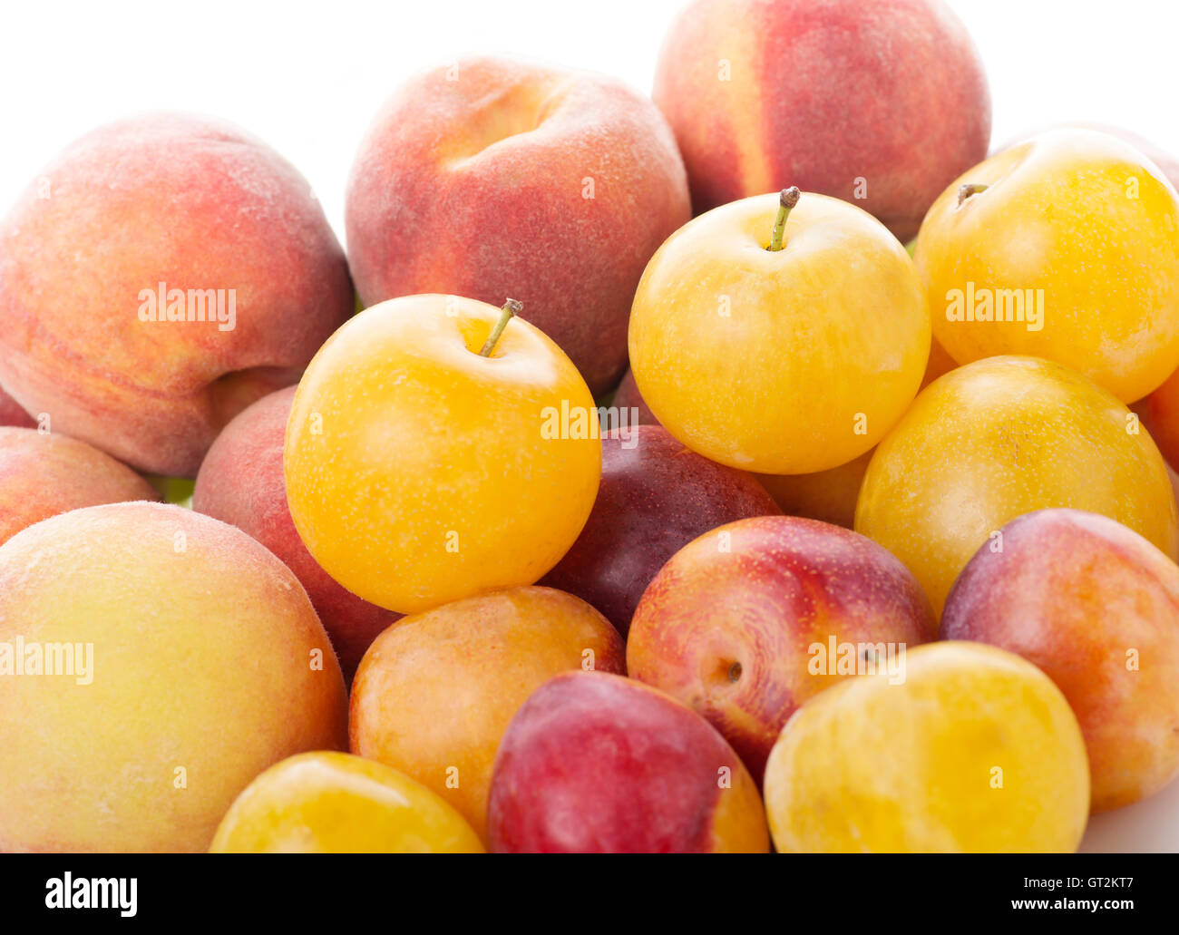 Pile of colorful summer fruits - plums and peaches Stock Photo - Alamy