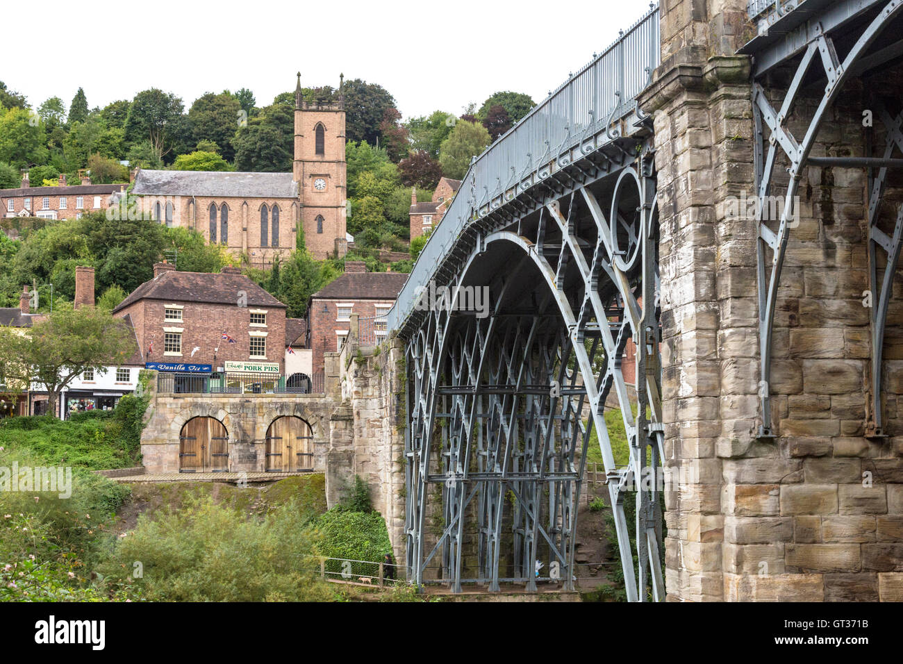 The historic Iron Bridge crosses the River Severn in the Shropshire ...