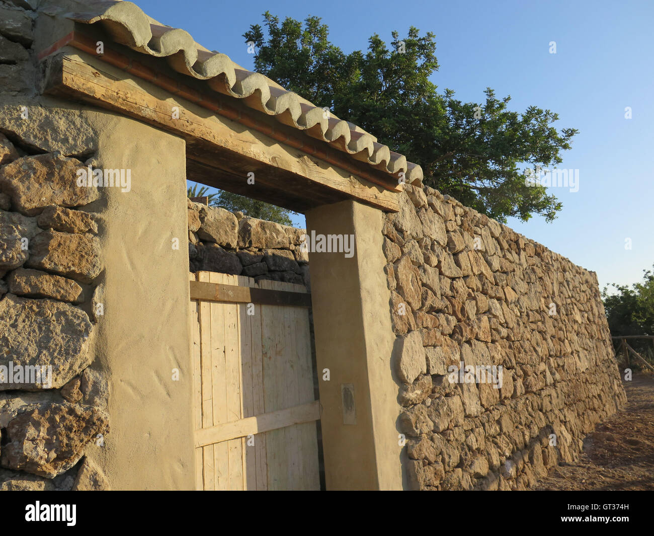 Newly built retaining wall for new house on hillside Stock Photo - Alamy
