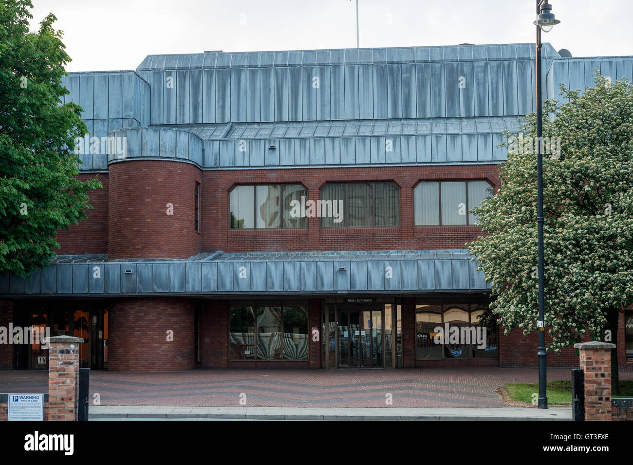 The front entrance of Stockport Magistrates Court Stock Photo - Alamy