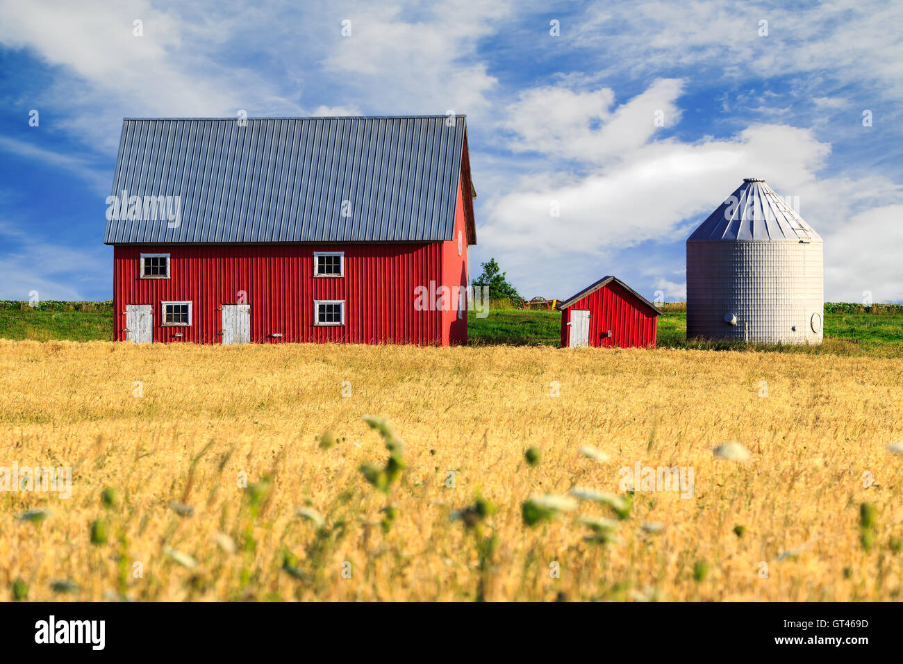 American red barn farm silo hi-res stock photography and images - Alamy