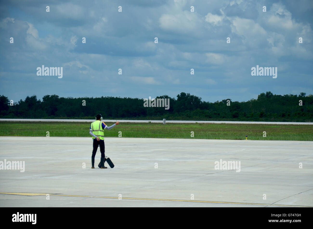 Thai aircraft marshaller marshalling and visual signalling between ...