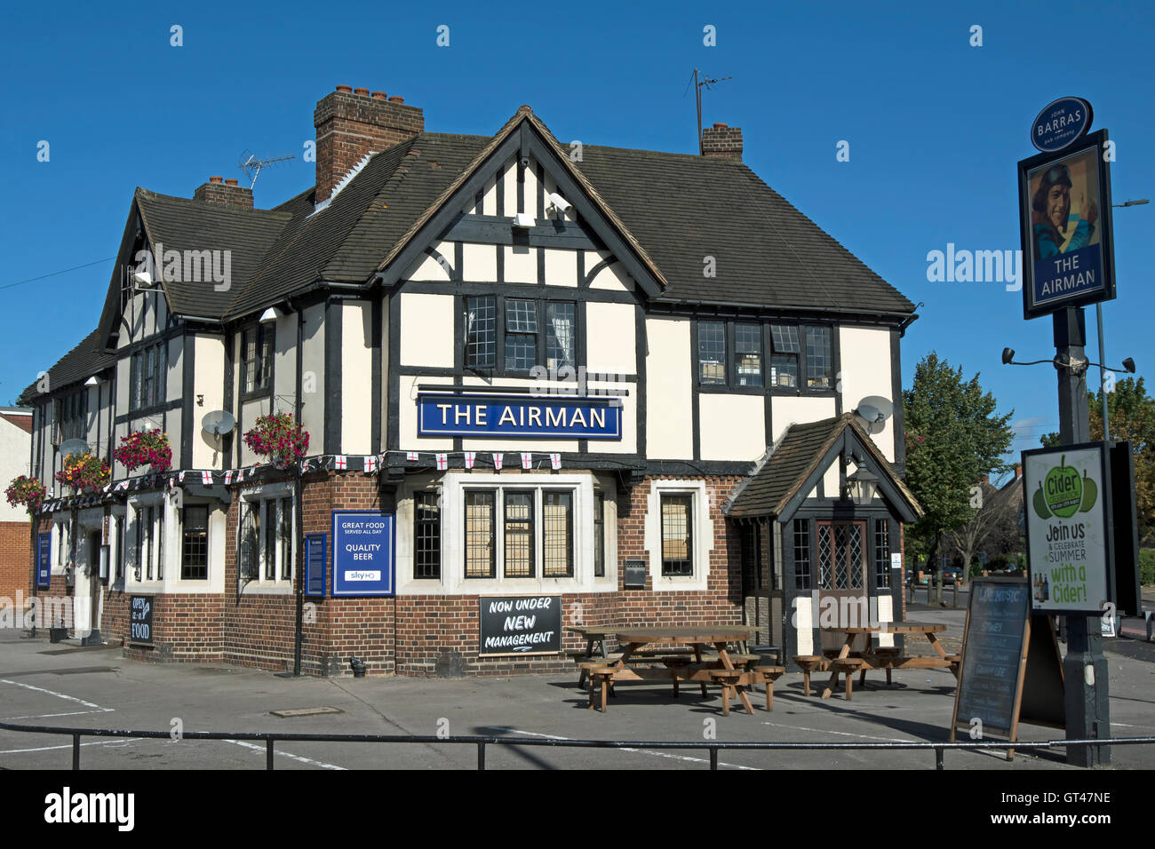 Pub exterior feltham hi-res stock photography and images - Alamy