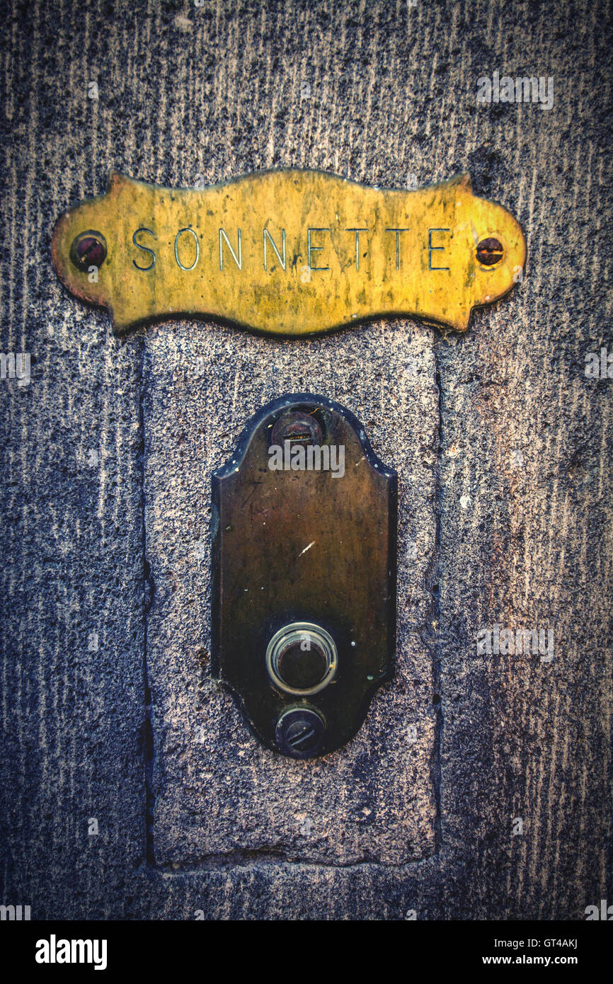 Old fashioned doorbell hi-res stock photography and images - Alamy