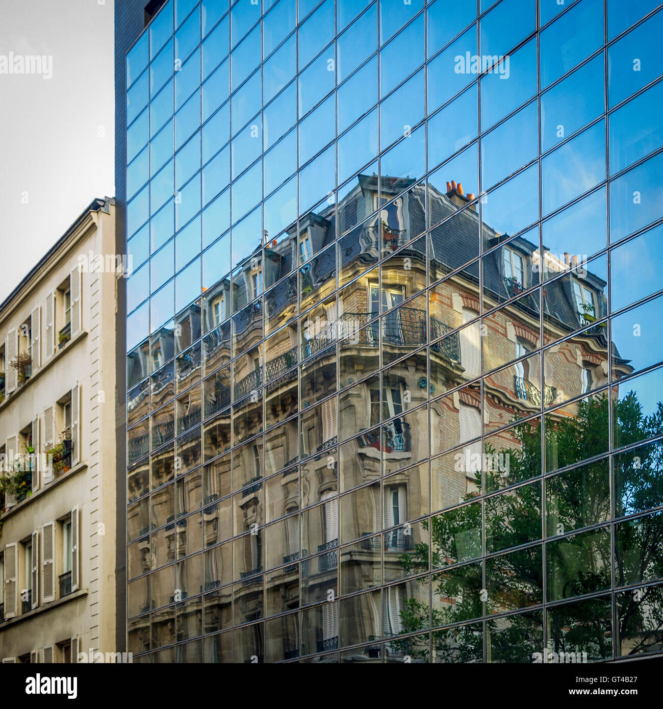 Paris Apartment Building Stock Photos & Paris Apartment Building Stock ...