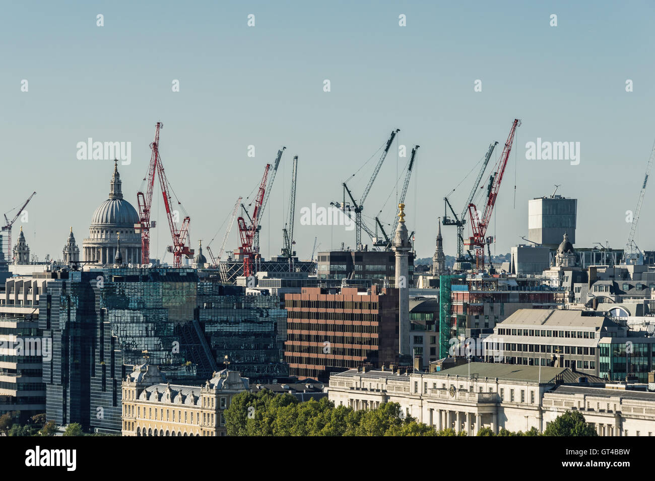 Buildings cranes hi-res stock photography and images - Alamy