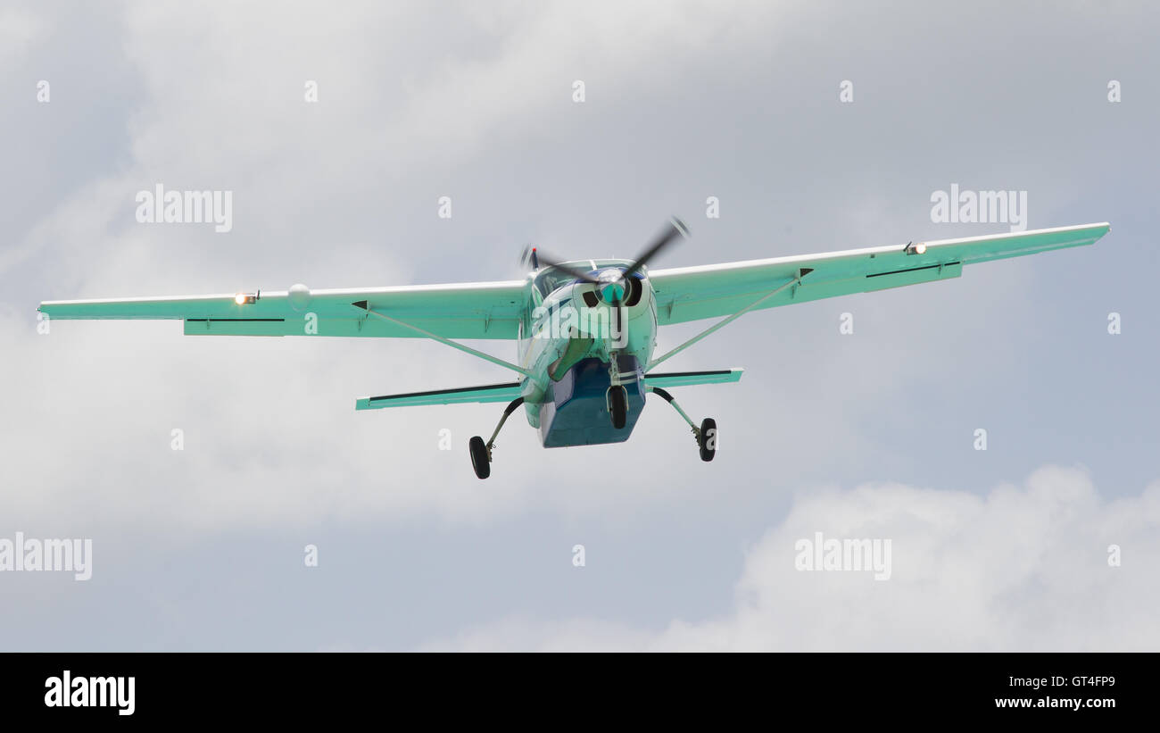 Small plane descending Stock Photo - Alamy