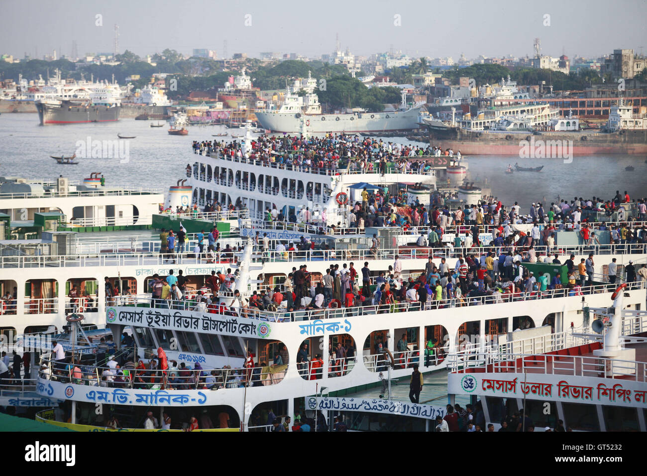Dhaka, Bangladesh. 9th Sep, 2016. Overcrowded ferries stand at the terminal carrying passengers ...