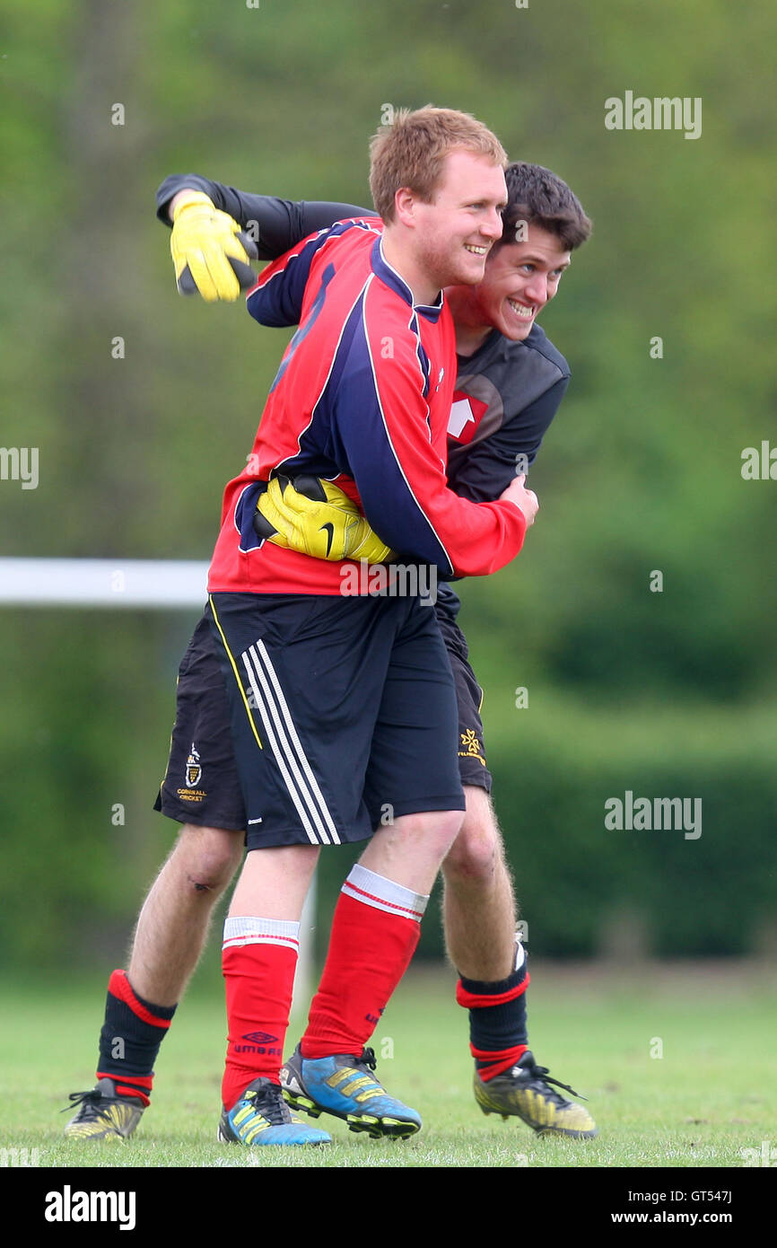 Top Red celebrate scoring the winning penalty in the penalty shoot-out ...