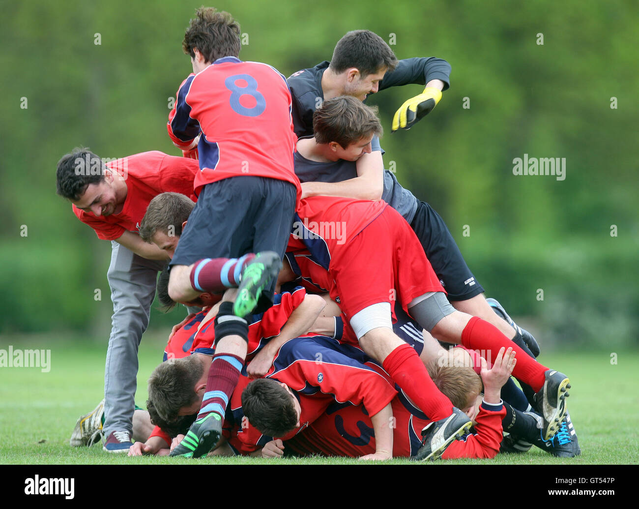 Top Red celebrate scoring the winning penalty in the penalty shoot-out ...