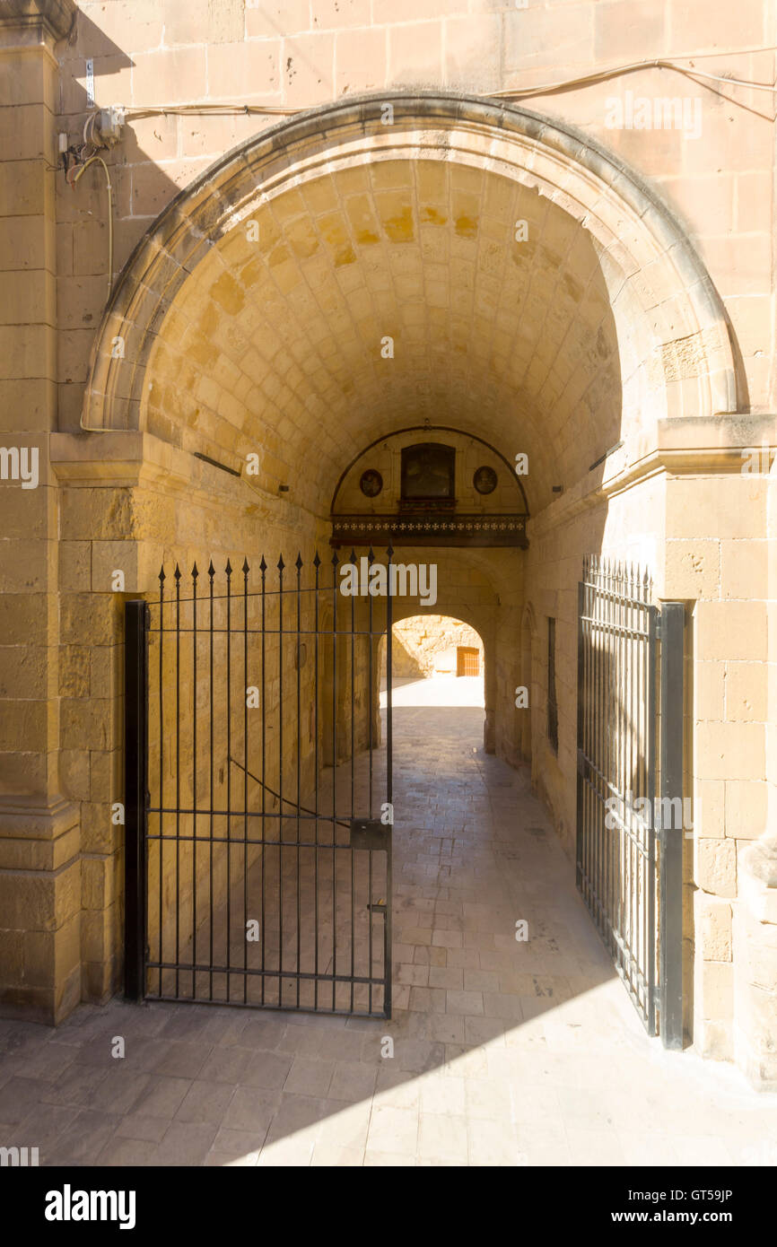 An old passage way in Birgu (Vittoriosa), Malta Stock Photo - Alamy