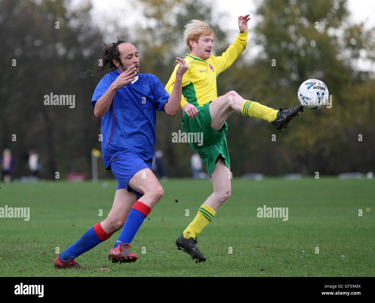 East London (yellow) vs Jay Cubed - Hackney & Leyton League at South Marsh, Hackney - 22/11/09 ...