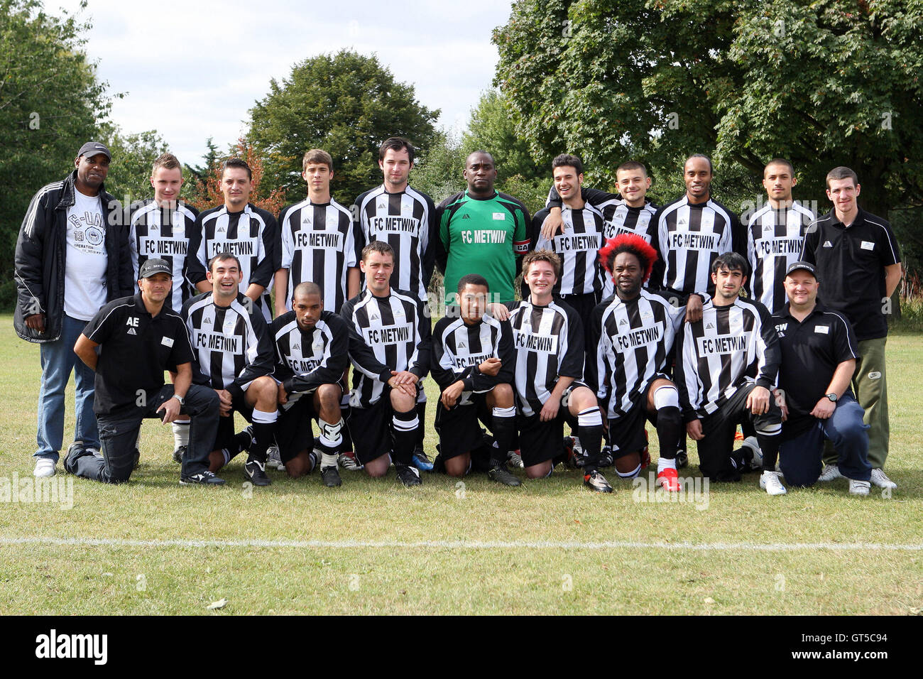 FC Metwin pose for a team photo - Hackney & Leyton League Sunday ...
