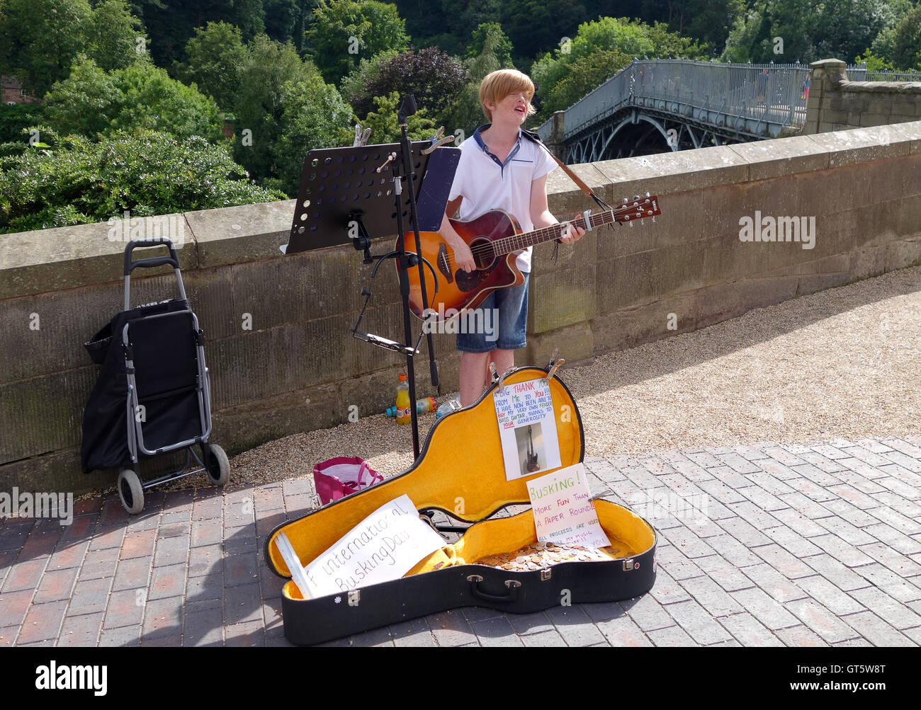 Busking busking hi-res stock photography and images - Alamy